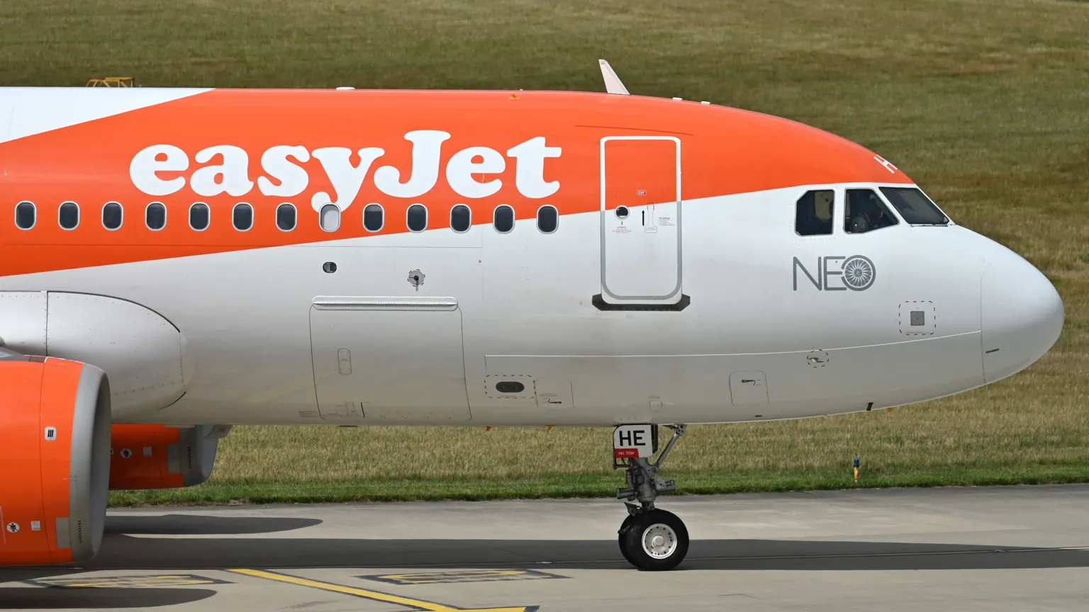 EasyJet pilot suspended after ‘drunk and naked’ incident – Rainbow ...
